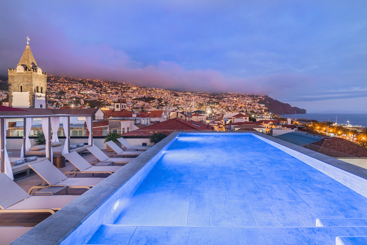 Rooftop-Pool mit Megablick über Funchal - Gründermetropole Berlin